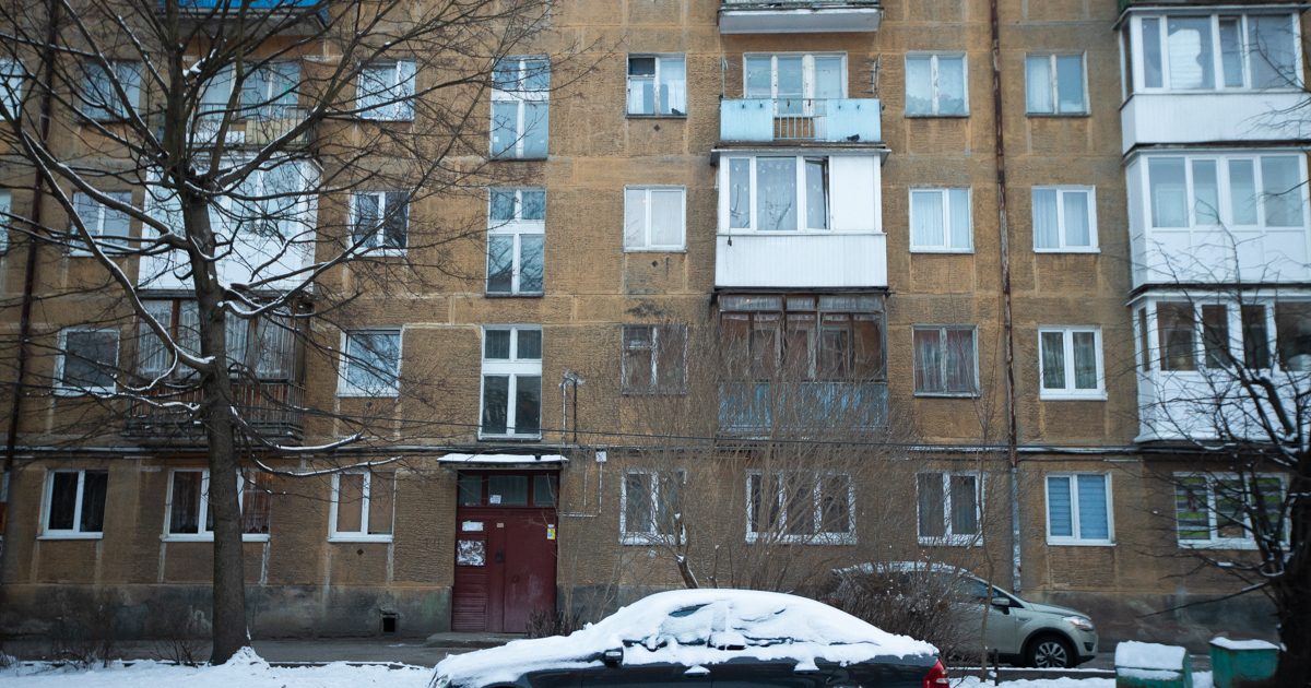 Холодильник в ванной и ковры повсюду: 5 самых дешёвых съёмных квартир в ...